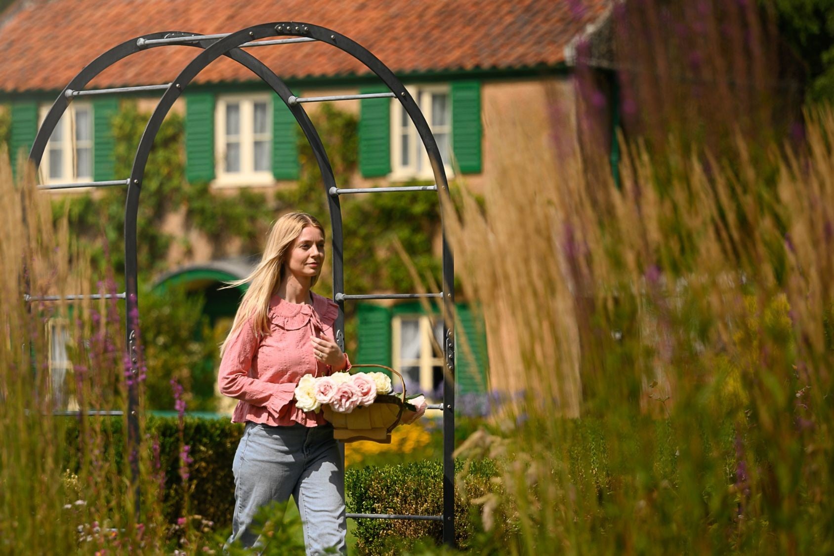 Southwold Roman Blacksmith Arch - Harrod Horticultural