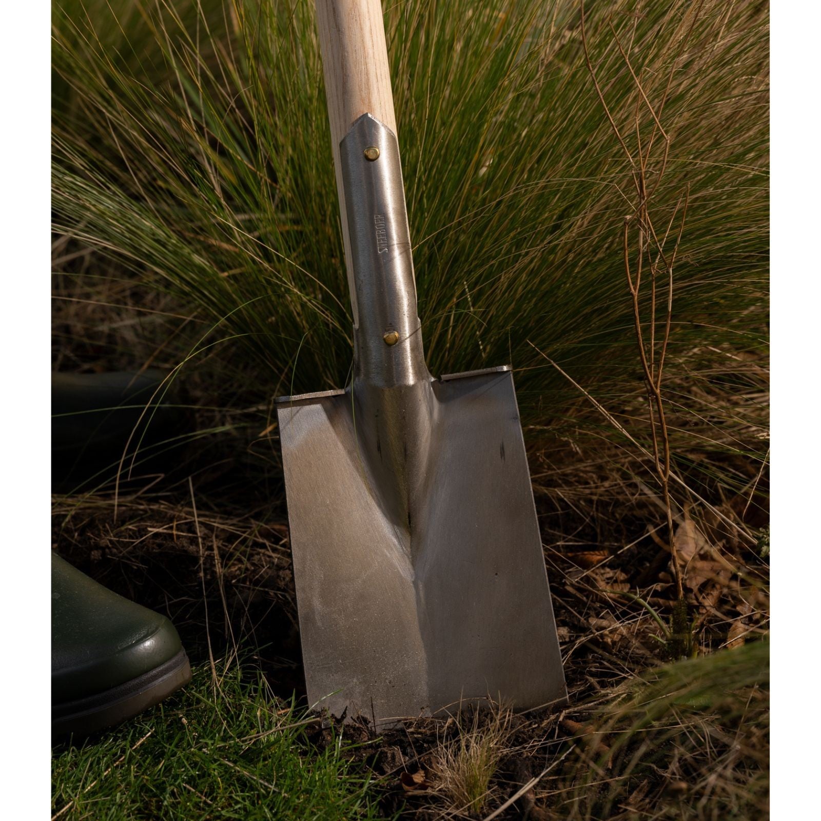 Sneeboer Border Spade with Steps and D-Handle - Harrod Horticultural