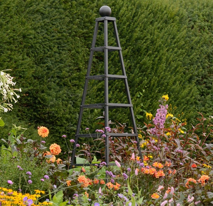 Grand Pyramid Obelisk in Matt Black - Harrod Horticultural